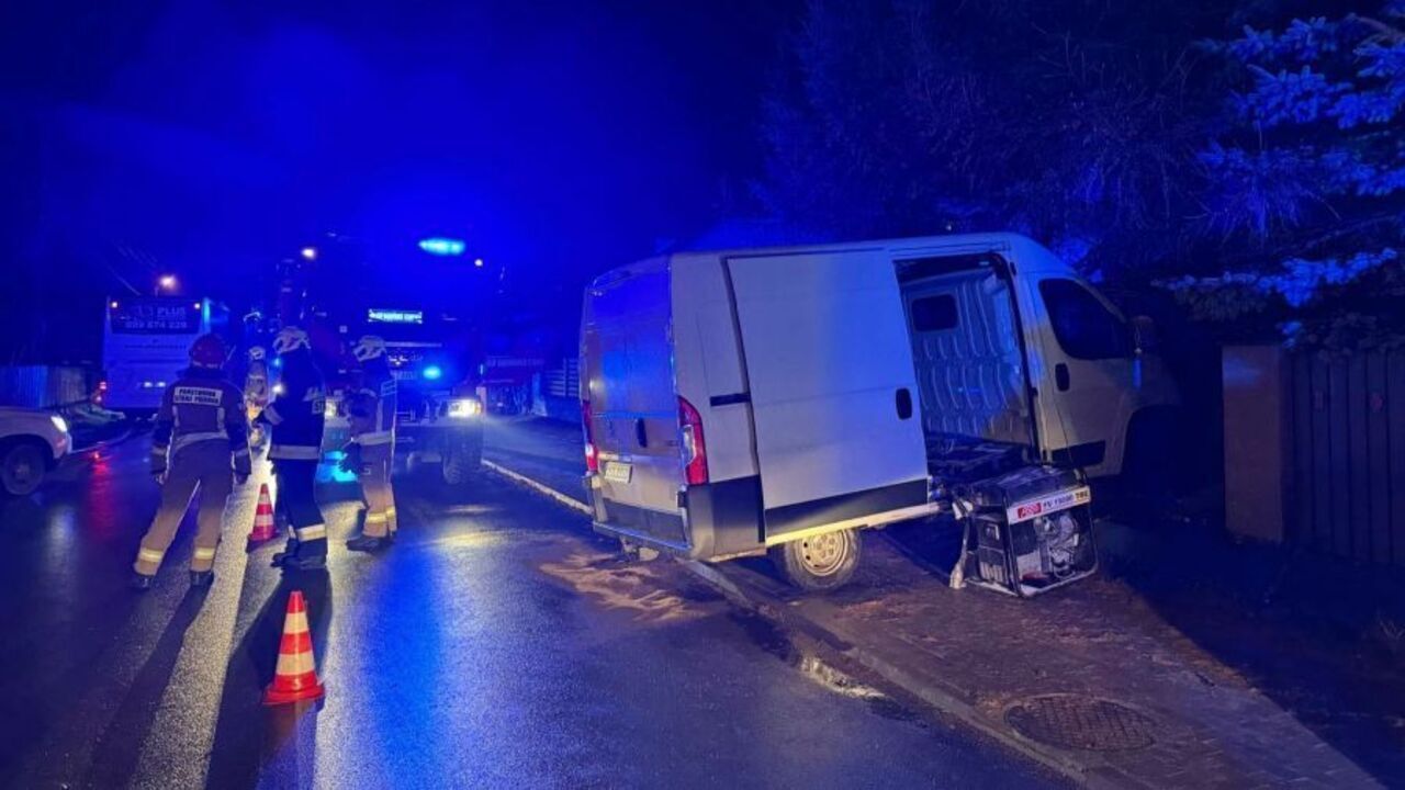 Siedlce. Pijany policjant na urlopie rozbił auto na ogrodzeniu. Wyleci ze służby | TVP INFO