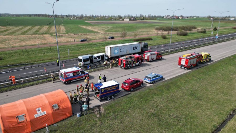 Wypadek na autostradzie A1 niedaleko kujawsko-pomorskiego. Dziewięć osób w szpitalach