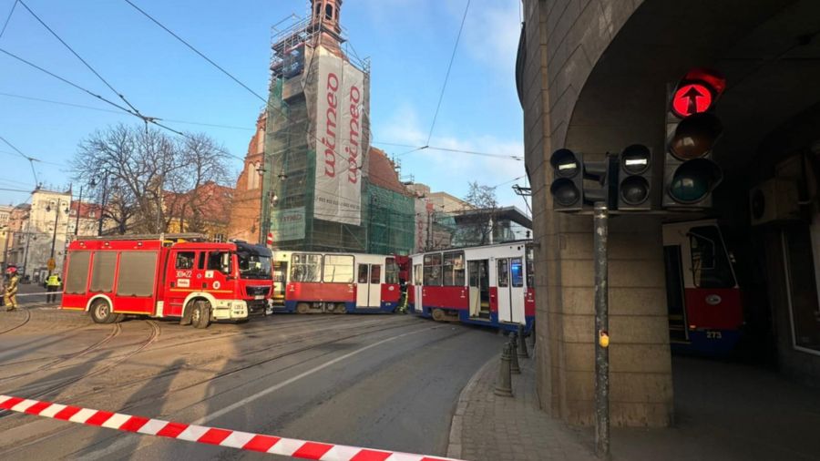 W Bydgoszczy tramwaj wypadł z szyn i uderzył w budynek dawnego „Savoya”