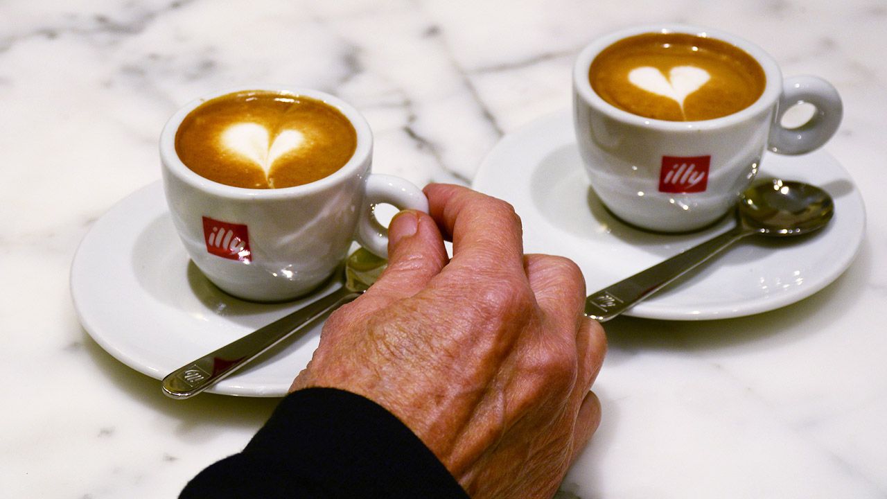 Kawa we Włoszech coraz droższa. Miłośnicy napoju zaniepokojeni | TVP INFO