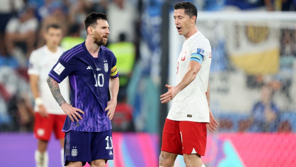 Robert Lewandowski i Lionel Messi razem w ataku Barcelony? Media: on o ...