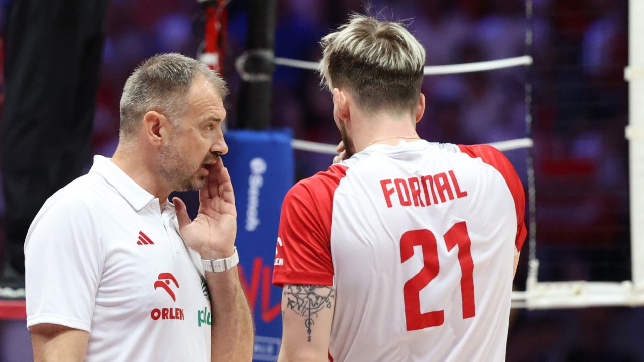 Skandal w Lidze Narodów! Siatkarze mierzyli się w hali z... deszczem | TVP SPORT