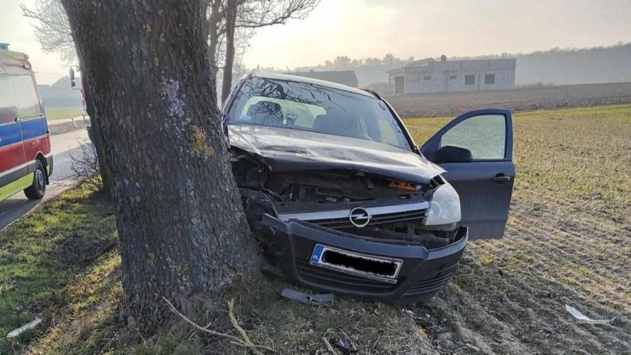 W Bydgoszczy tramwaj wypadł z szyn i wjechał w budynek „Savoya” [aktualizacja, zdjęcia]