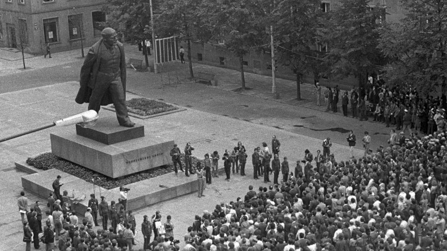Stalin statue gets pride of place at central Moscow metro station