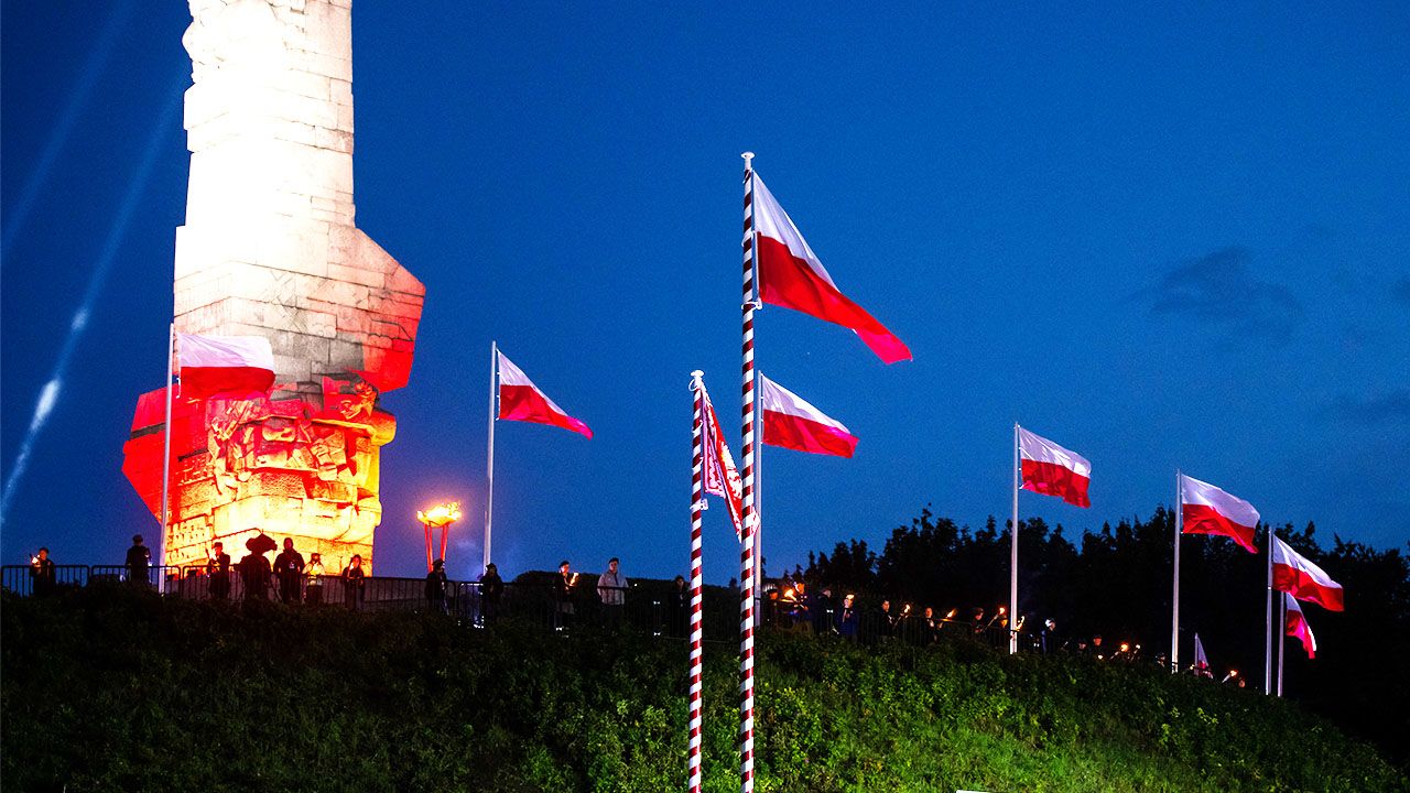 Zniszczył polskie flagi na Westerplatte. Usłyszy zarzuty | TVP INFO