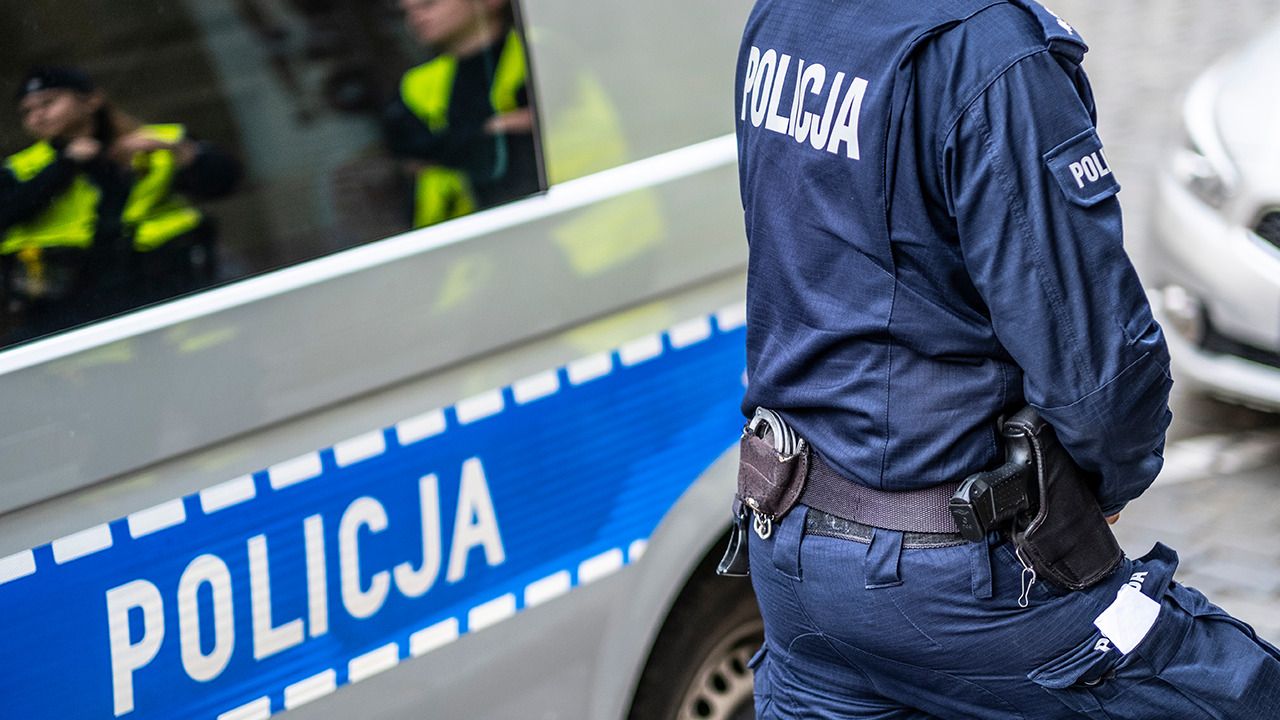Opatów. 38-letni policjant zastrzelił się w komendzie. Wyrwał broń koledze | TVP INFO