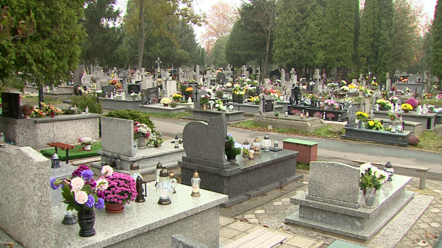 Wszystkich Świętych. Zmiana organizacji ruchu wokół cmentarzy w Ostrołęce i Makowie Maz.