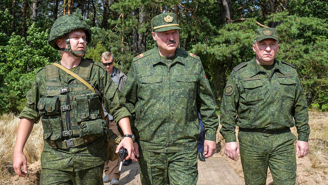 Białoruscy terytorialsi ćwiczą przy granicy z Polską | TVP INFO