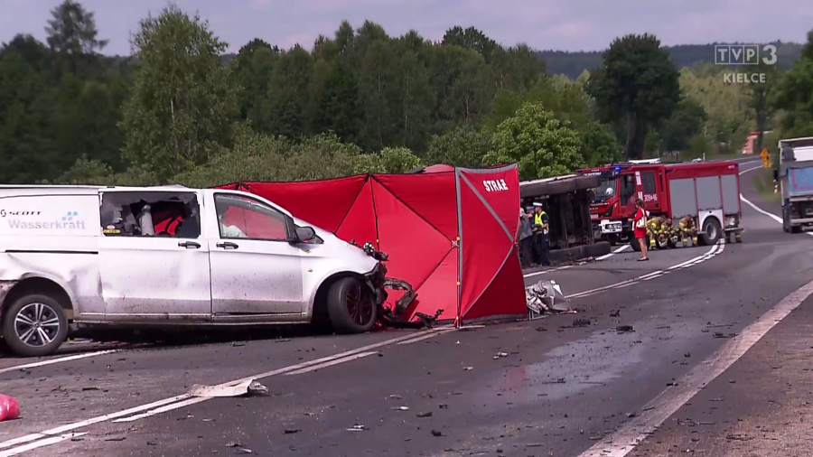 Karambol w Przełomie. Jedna osoba zginęła na miejscu. Droga nr 74 była zablokowana [ZDJĘCIA]