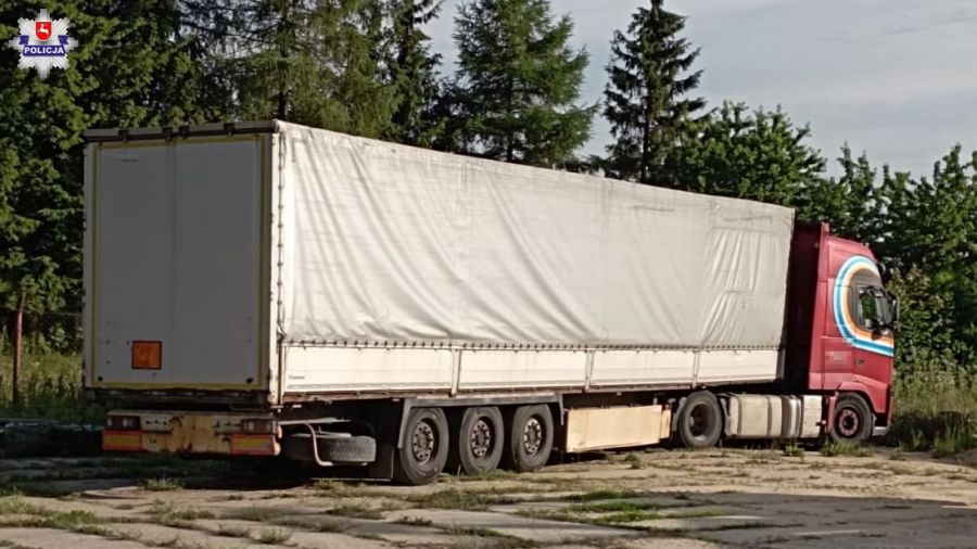 Tir grozy. Szofer był tak pijany, że wypadł z kabiny Tir grozy. Szofer był tak pijany, że wypadł z kabiny