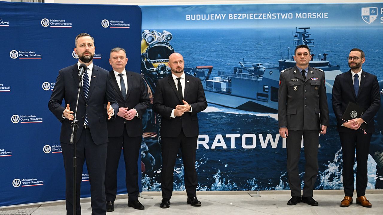 Marynarka Wojenna dostanie specjalistyczny okręt ratowniczy. Umowa podpisana w obecności szefa ...