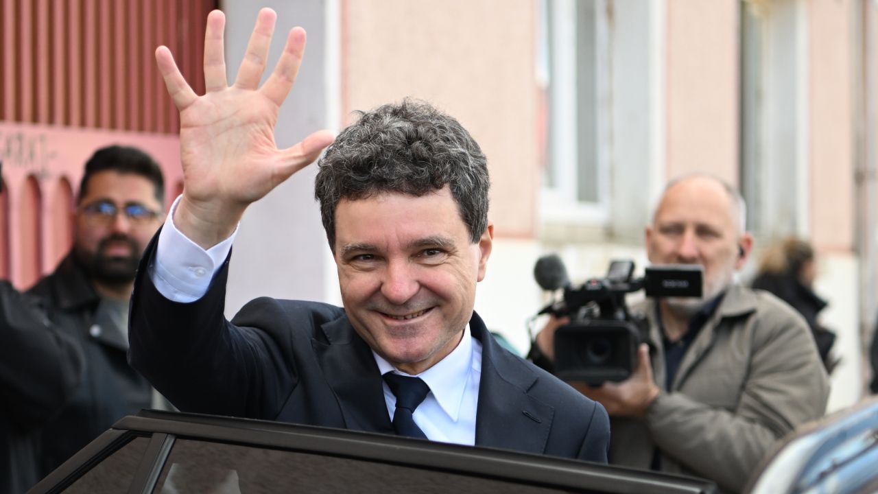 Romanian president-elect to support centrist candidate in Polish election