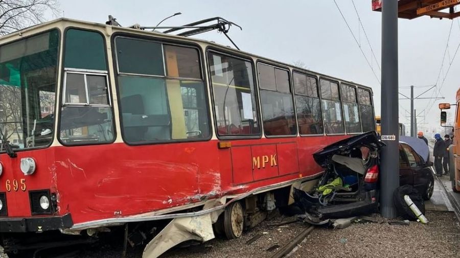 W Częstochowie auto wbiło się w tramwaj