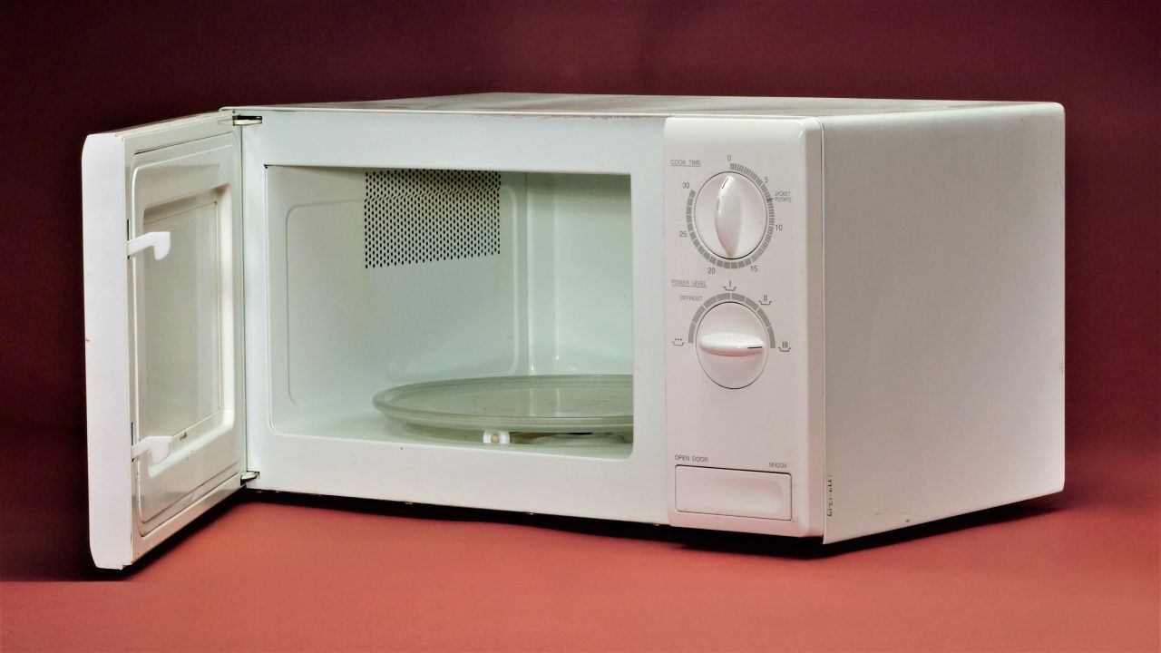 Jak działa kuchenka mikrofalowa?
