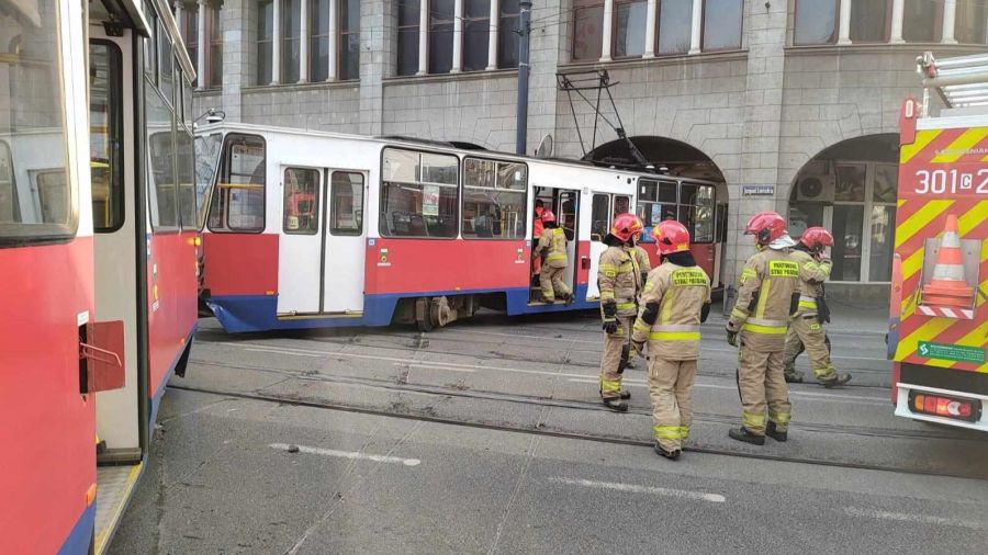 W Bydgoszczy tramwaj wypadł z szyn i wjechał w budynek „Savoya” [aktualizacja, zdjęcia]