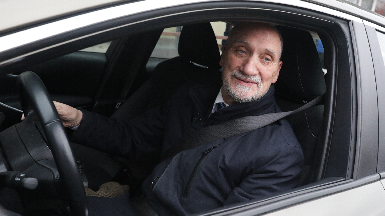 Antoni Macierewicz bez prawa jazdy. Macierewicz zasłaniał się immunitetem | TVP INFO